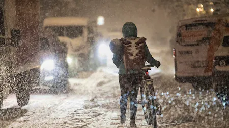 Snowfall: Traffic chaos and many accidents due to heavy snowfall | blue ...