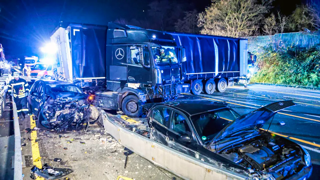 Germany: Truck chaos: Trail of devastation on NRW highways | blue News