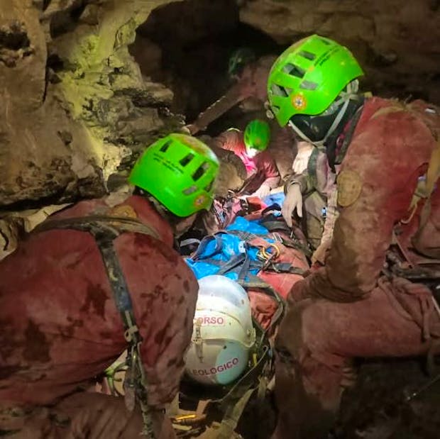 Hundreds of rescuers are working on the rescue: Cave explorer trapped ...