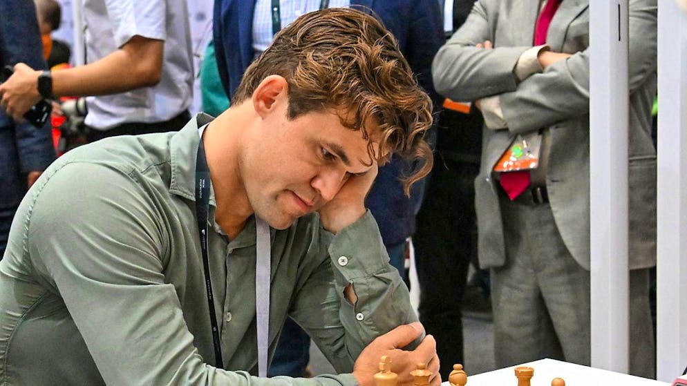 Magnus Carlsen declares his withdrawal - because of banned jeans | blue ...