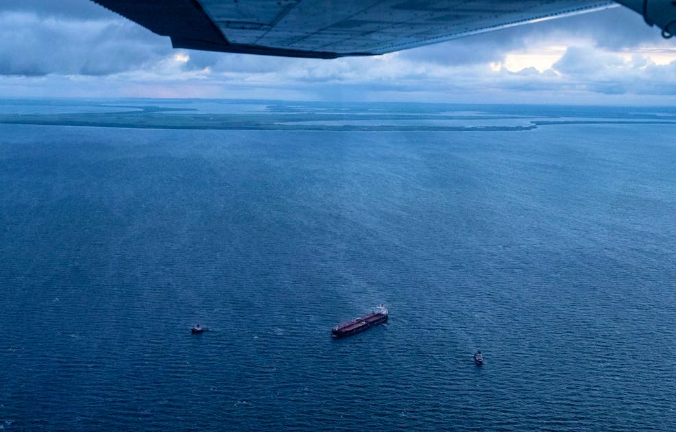 Additional ships on their way to the stricken oil tanker | blue News