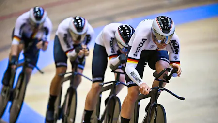 Car drives head-on into German national track cycling team | blue News