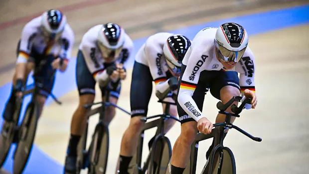 Car drives head-on into German national track cycling team | blue News