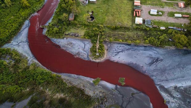 Public service: Blood-red river worries people in Argentina | blue News