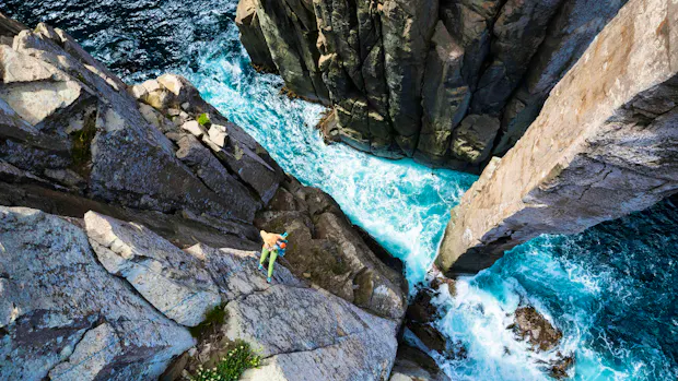 Climbers rescued after hours on a small ledge over the ocean | blue News