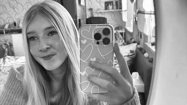 Lilly (13) arrives at hospital with the flu - then suddenly dies | blue ...