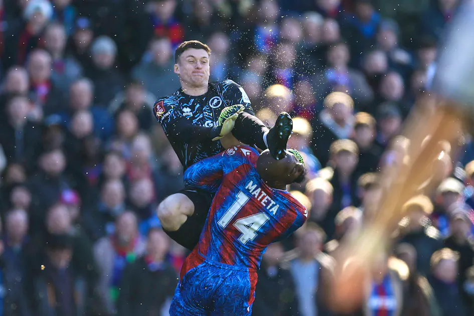 Goalie hits Mateta on the head - Palace striker has to be given oxygen ...