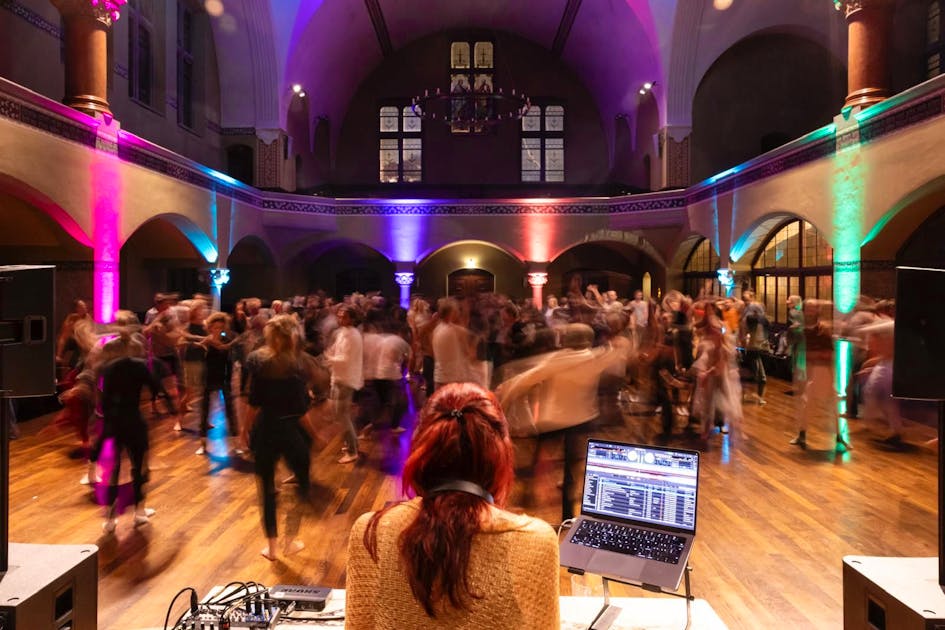 Ecstatic Dance in a self-experiment: Dancing yourself into a trance ...