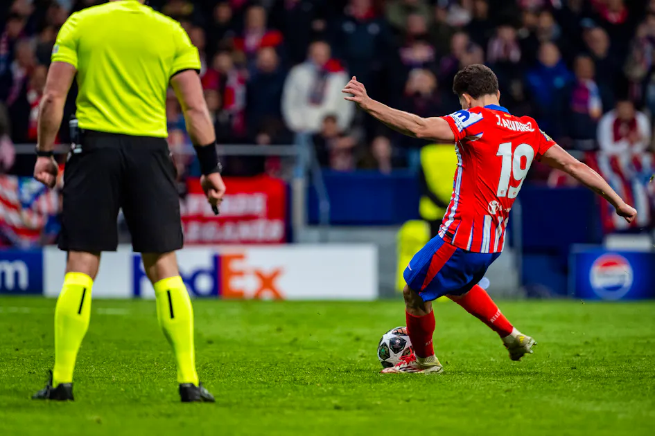 No technological assistance: Only the VAR recognized Álvarez' double ...