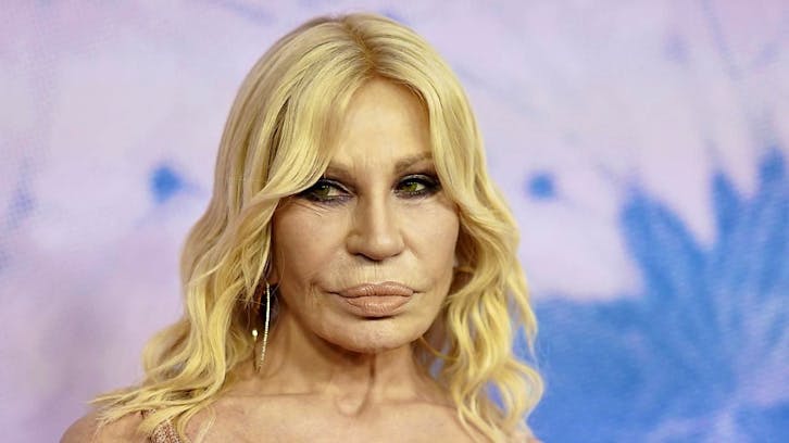 Donatella Versace lascia la direzione creativa del marchio, arriva ...