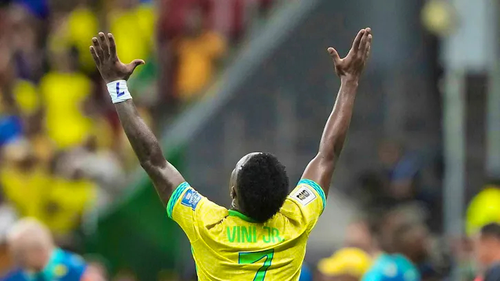 Vinicius Junior scores Brazil's winner in stoppage time | blue News