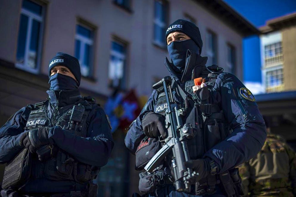 Incidents at the WEF: Basel police officer shows "Hitler salute like ...