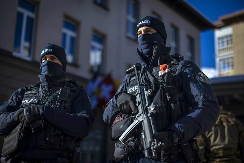 Incidents at the WEF: Basel police officer shows "Hitler salute like ...