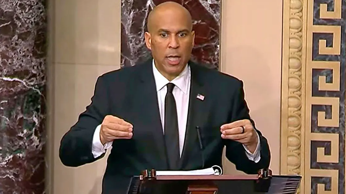 USA: Record: Senator holds one-day speech in the Senate - against Trump ...