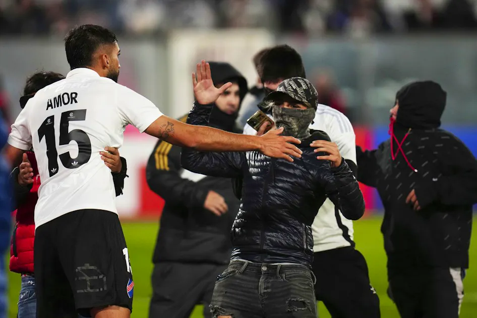 Two dead football fans before abandoned match in Chile | blue News