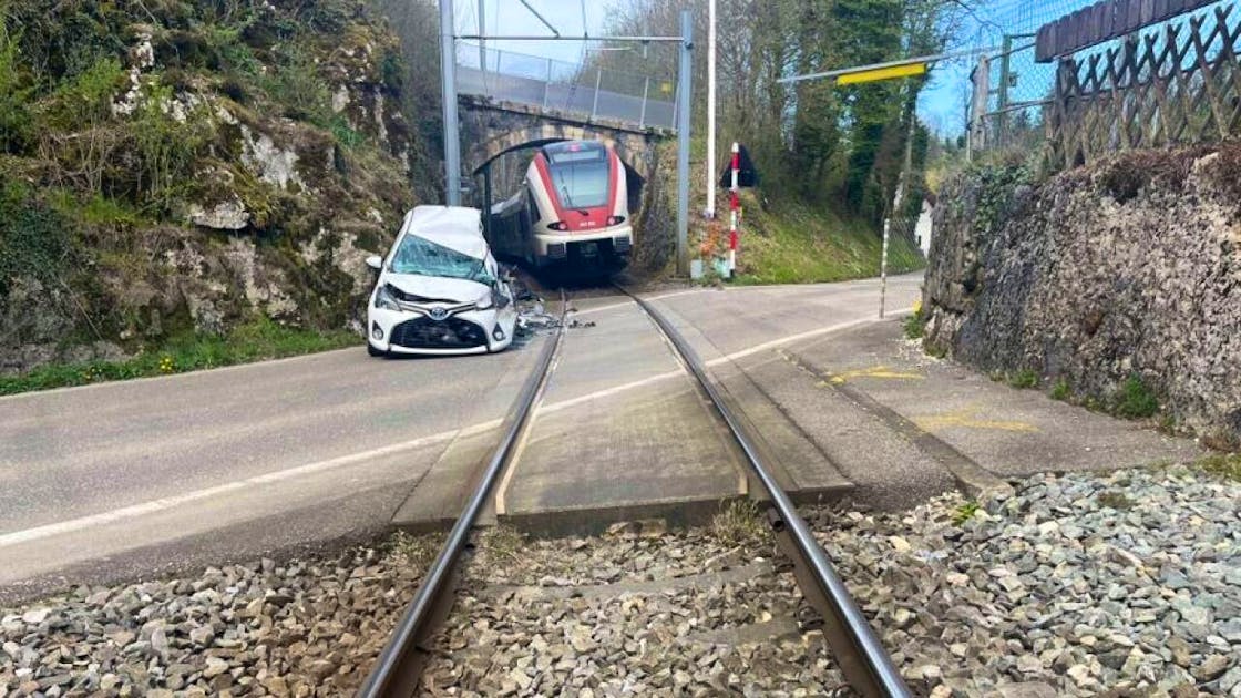 Verkehrsunfall: Regionalzug kollidiert mit Auto auf Bahnübergang im Jura | blue News