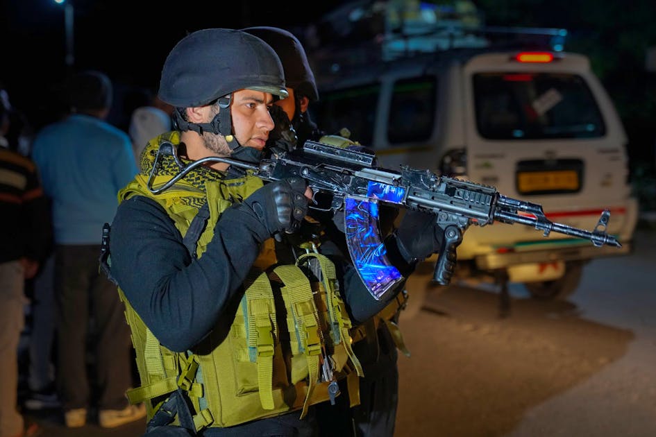 Kaschmir-Konflikt spitzt sich zu: Indischer Militärkonvoi bewegt sich ...