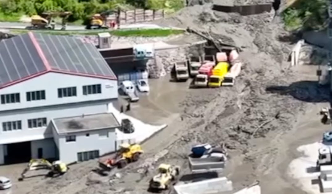 Verkehr läuft wieder: Video zeigt die heftigen Murgänge bei Stalden VS | blue News