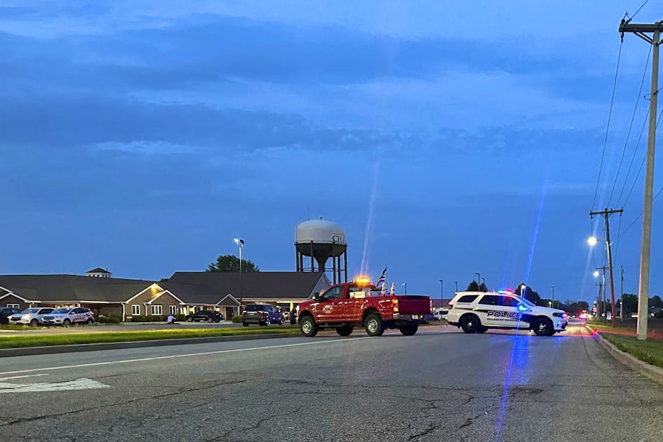 Man crashes car through building - four pupils killed | blue News