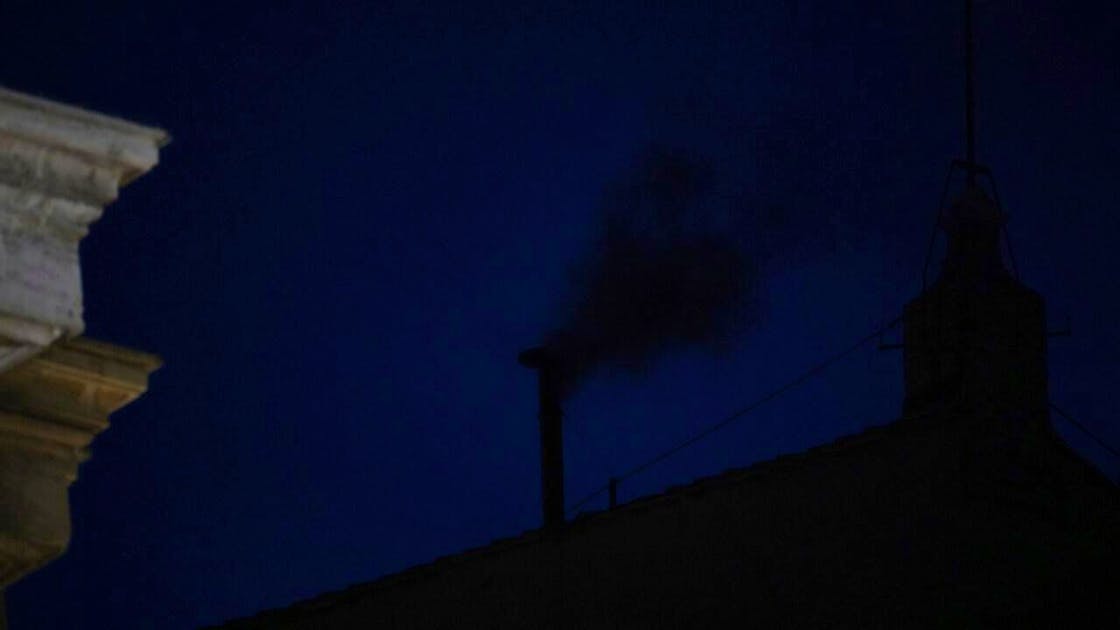 Italien: Schwarzer Rauch: Noch kein neuer Papst gewählt | blue News