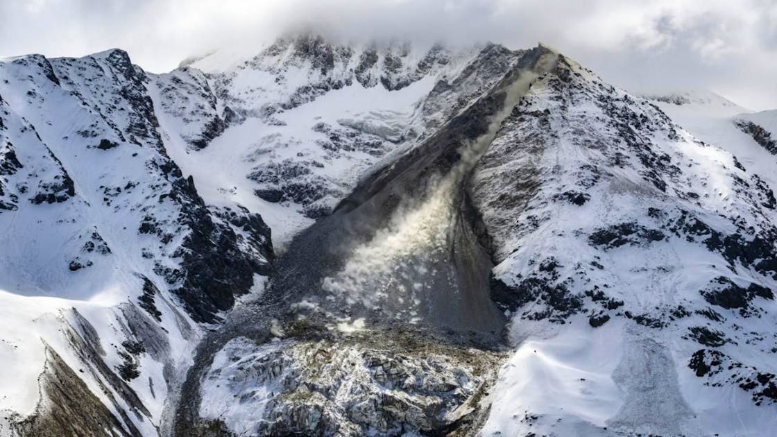 Landslide: Ice and rock keep falling down the mountain near Blatten VS ...