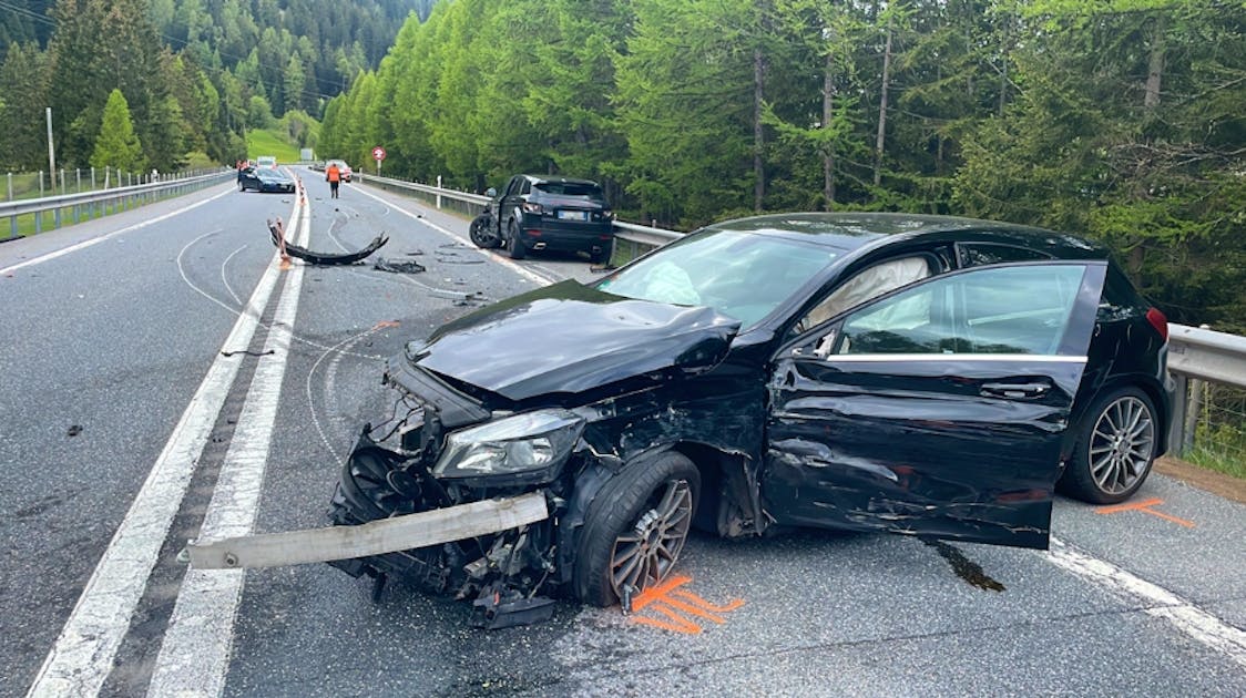 Drei Autos kollidieren in Splügen GR: Deutscher schleudert über beide Spuren – sechs Personen ...