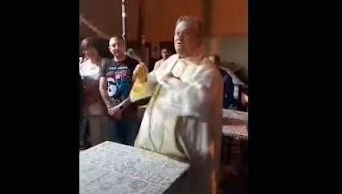 La benedizione con lo spruzzino di don Alessandro ha sollevato un ...