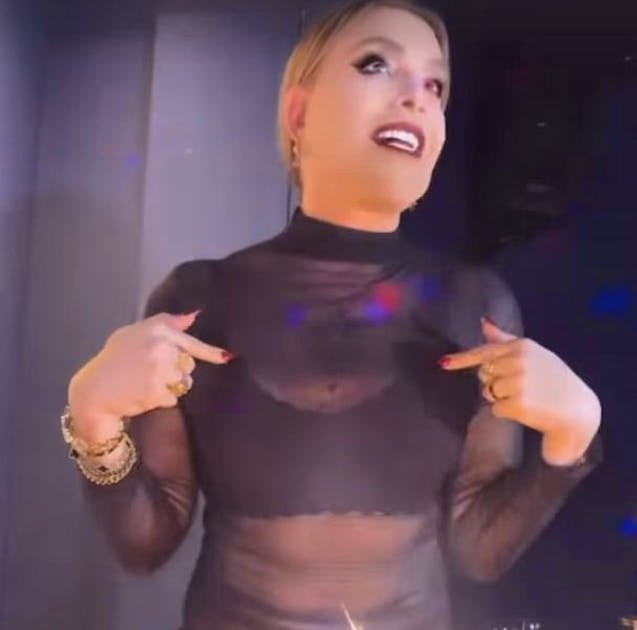 La festa di Genny Urtis per il «complemese» del suo nuovo seno | blue News