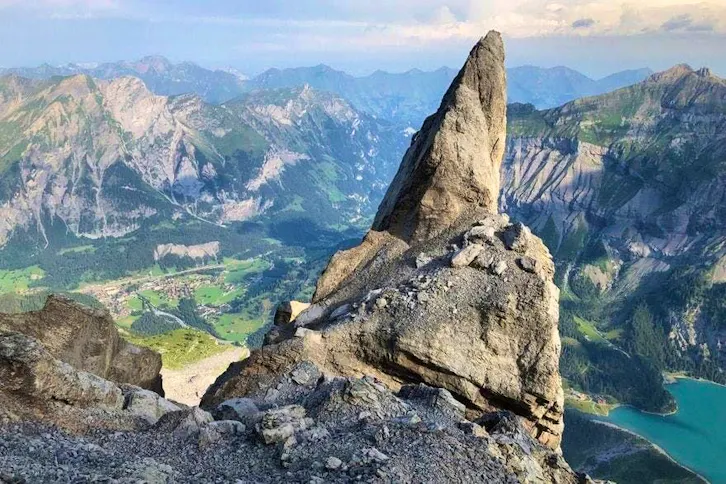 Scenario like in Blatten VS: Is there now a threat of a huge rockfall ...