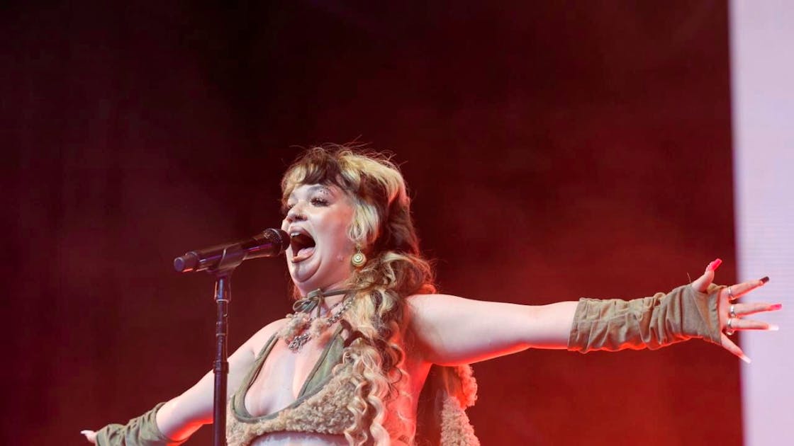 "Messy" singer: Lola Young collapses on stage - what's going on? | blue ...