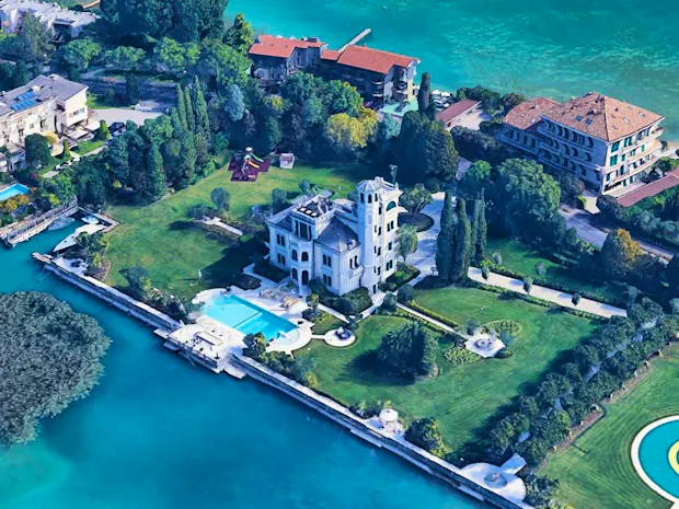 The inventory of the Benko villa on Lake Garda is now being auctioned ...