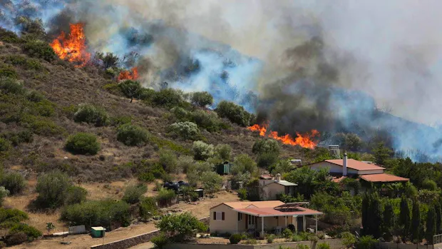 Major fire breaks out near Athens - tourists are evacuated | blue News
