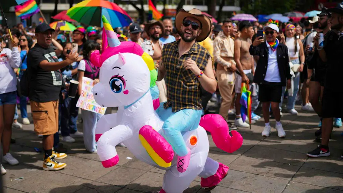 Latest news: 800,000 people celebrate Pride parade in Mexico | blue News