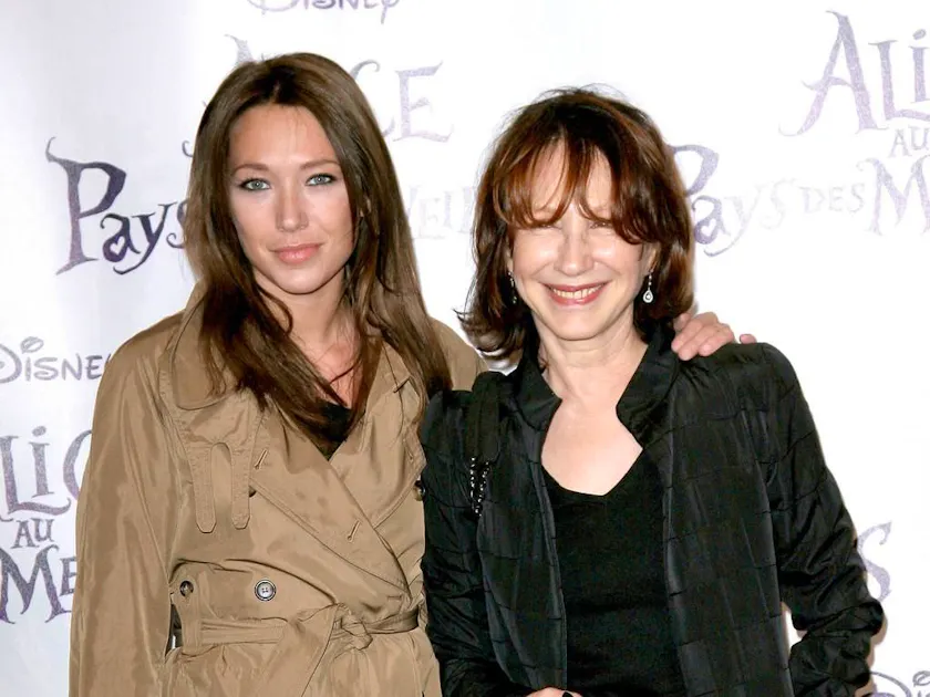 «FAKE!»: Laura Smet dément l'hospitalisation de sa mère Nathalie Baye ...