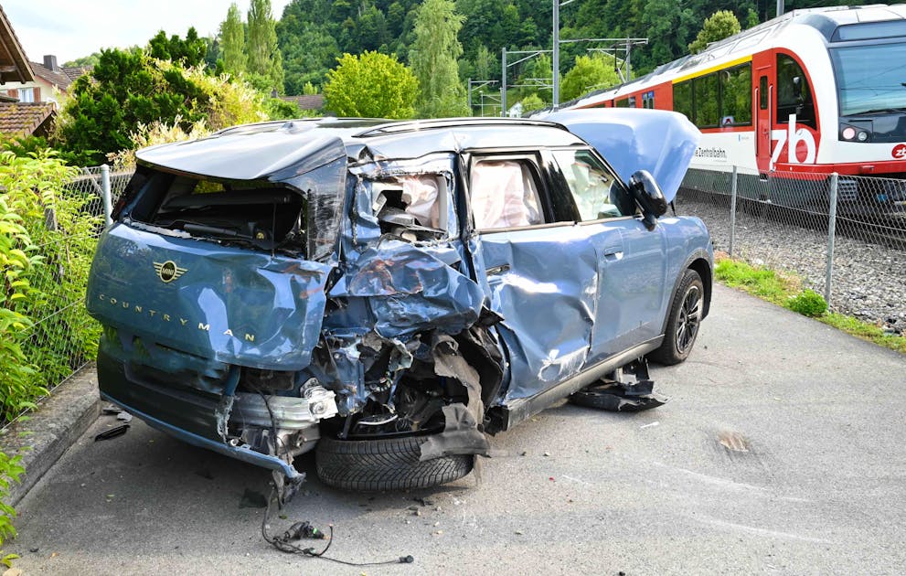 Tourist übersieht Blinklicht in Horw LU: Chinese bleibt mit Auto auf ...