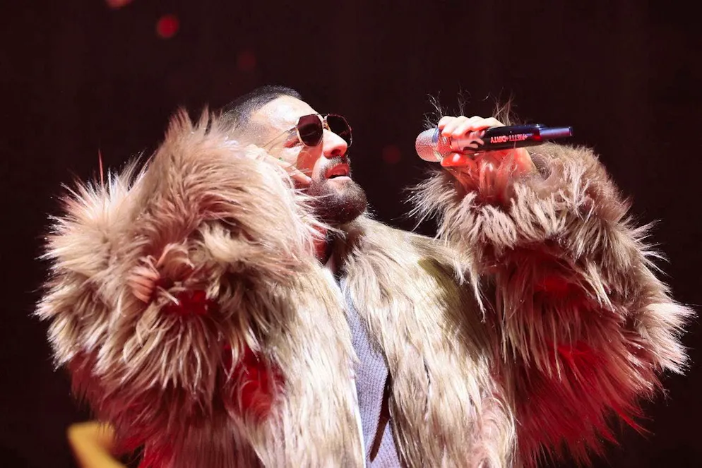 Singer Maluma not thrilled: Mother brings child to concert and is ...