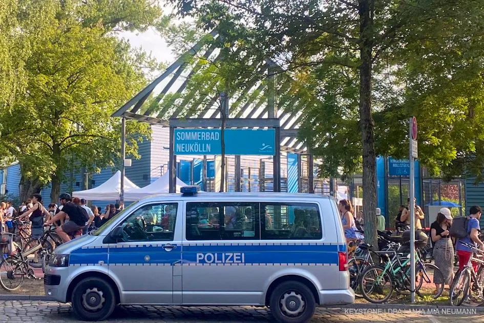 Mass brawl in outdoor pool escalates with five injured | blue News