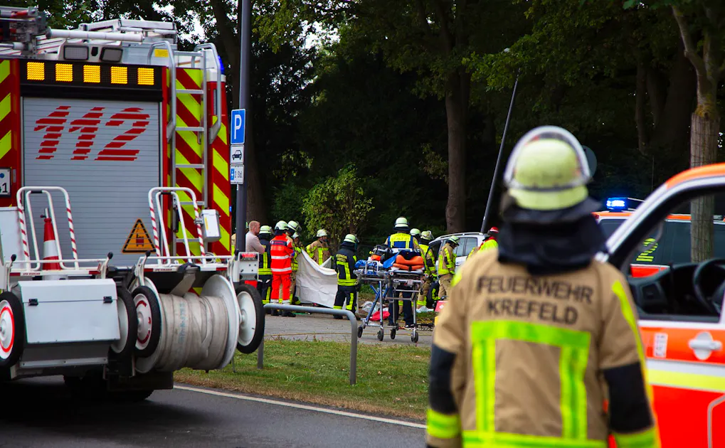 Car hits twins in cemetery parking lot - both dead | blue News