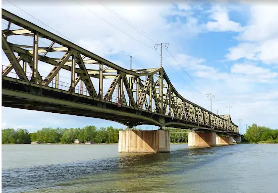 Major operation underway: Swiss cruise ship rams bridge in Vienna ...
