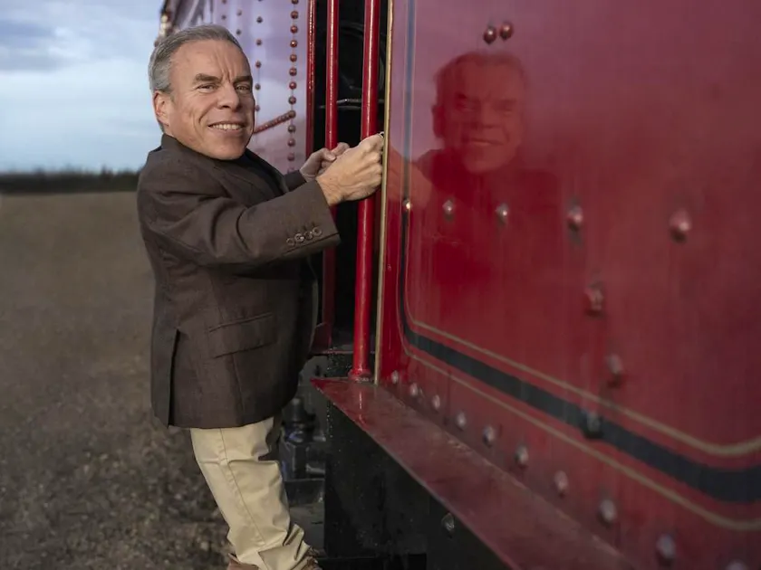 Warwick Davis reprend son rôle du professeur Flitwick dans la série ...