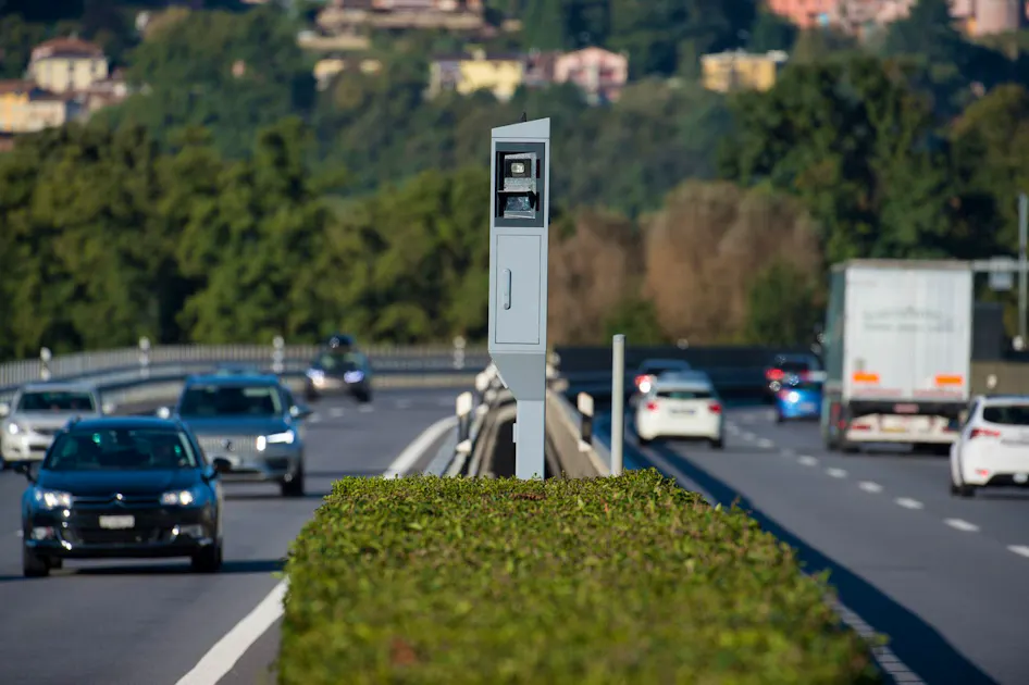 Weitere Konsequenzen drohen: Frau (22) rast mit 225 km/h über A2 ...