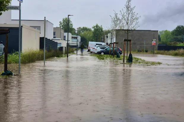 Heavy rain floods western Germany - pictures show streets under water ...