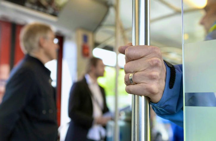 On the Lucerne-Basel line: SBB conductor beaten up by passenger ...