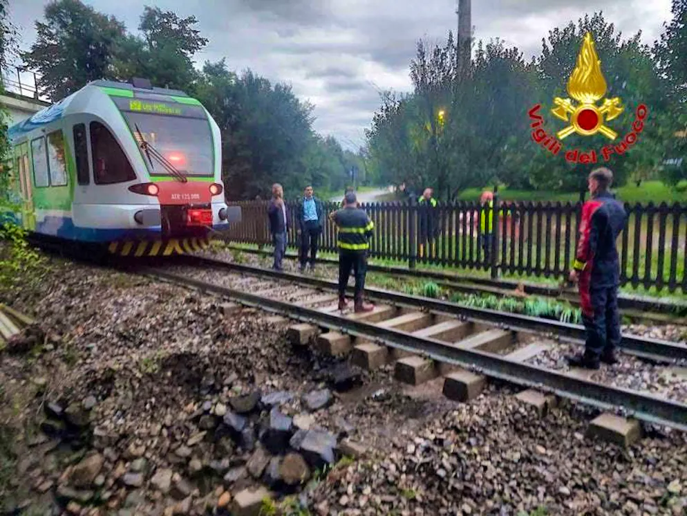 Italian train narrowly escapes disaster | blue News