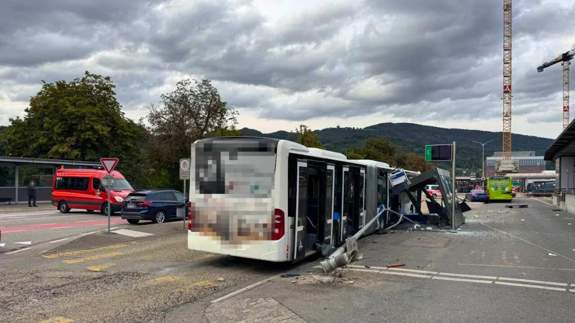 Traffic accident: Car rams into bus shelter in Olten: Three people ...