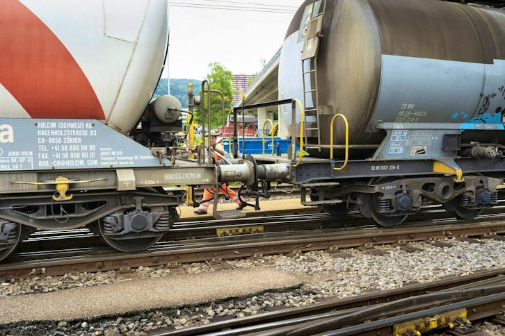 Trapped between train trailers: 30-year-old man killed during shunting ...