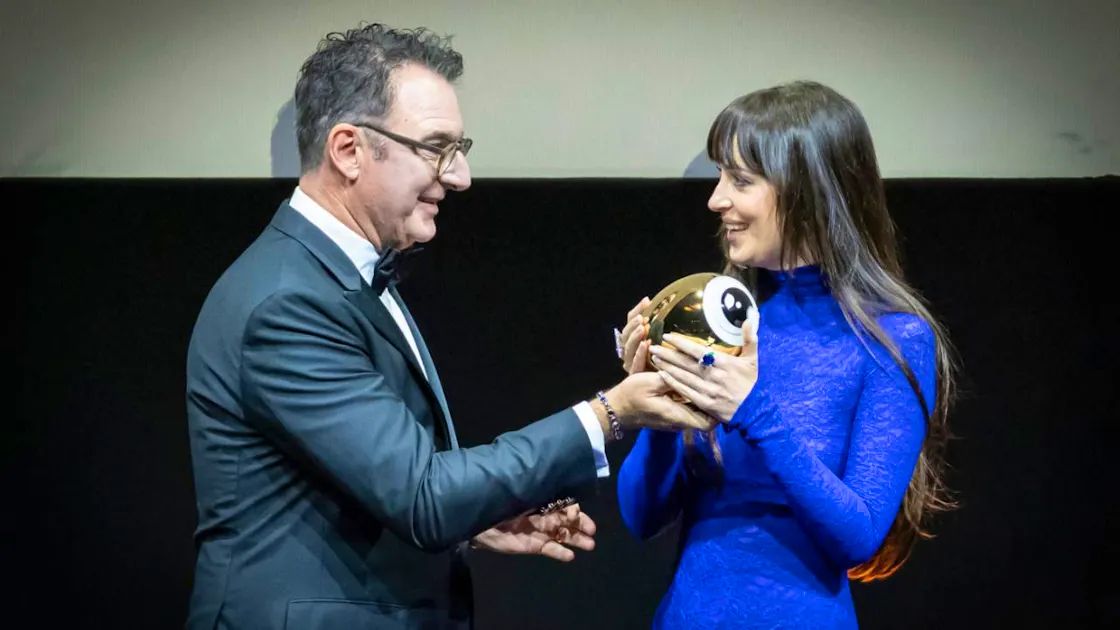 Vermischtes: Dakota Johnson eröffnet das diesjährige Zurich Film ...