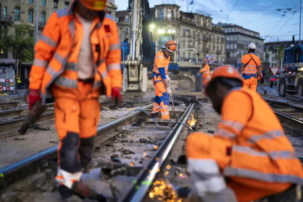 First strike as early as next week - construction workers' dispute ...