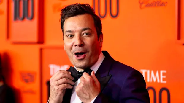 People: Jimmy Fallon celebrates in a kilt with soldiers in Scotland ...