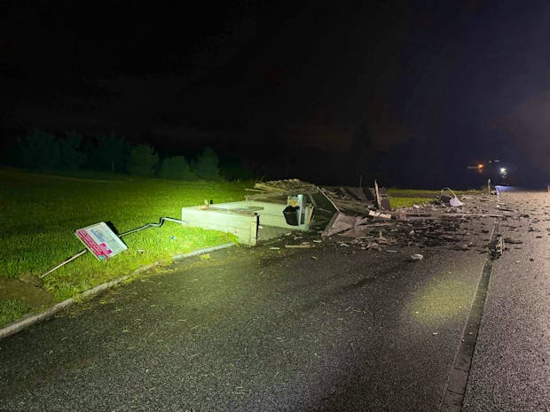 Brittnau AG: Drunk van driver demolishes bus stop and flees | blue News